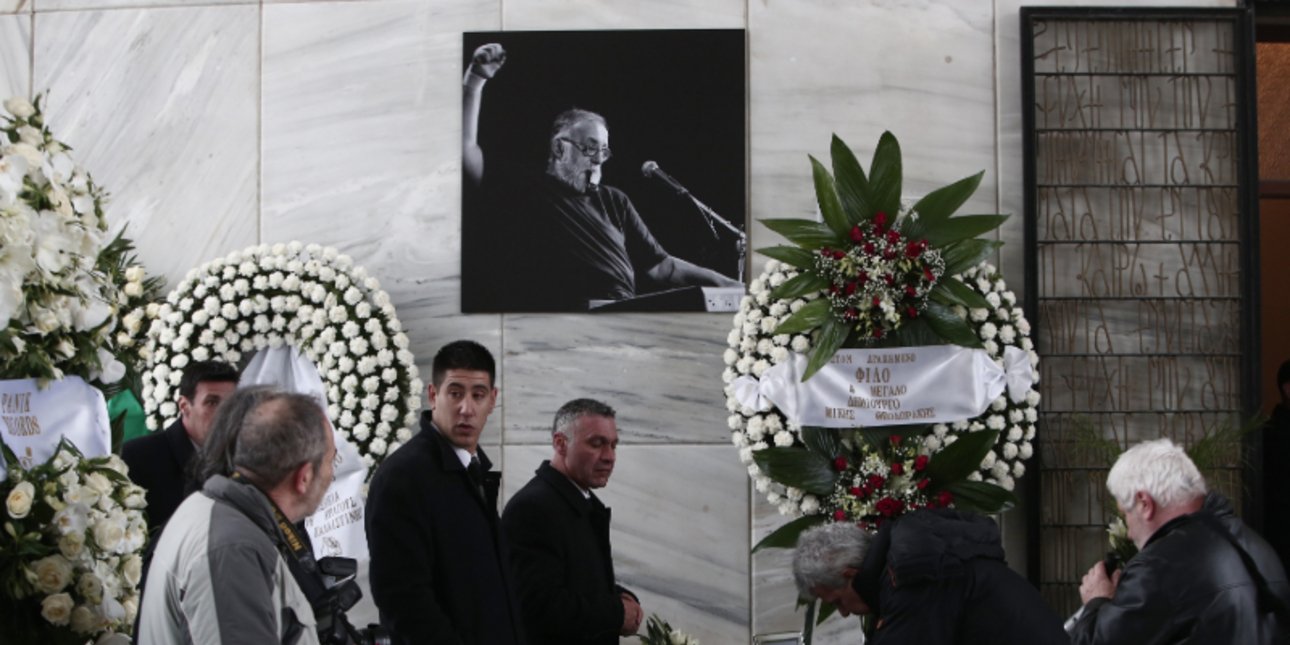 Θάνος Μικρούτσικος: Το τελευταίο αντίο στο Α' Νεκροταφείο -Η σορός του ...