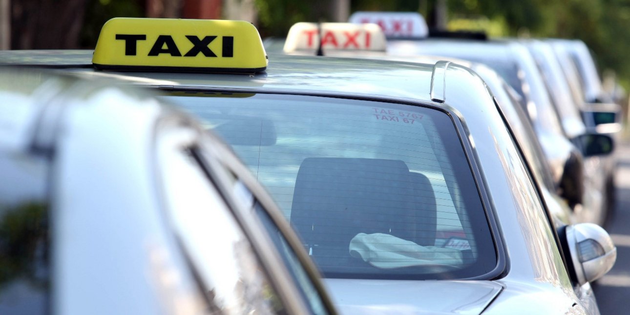 Λάρισα: Επιθέσεις σε ταξί -Εσπασαν και διέρρηξαν 7 οχήματα - iefimerida.gr