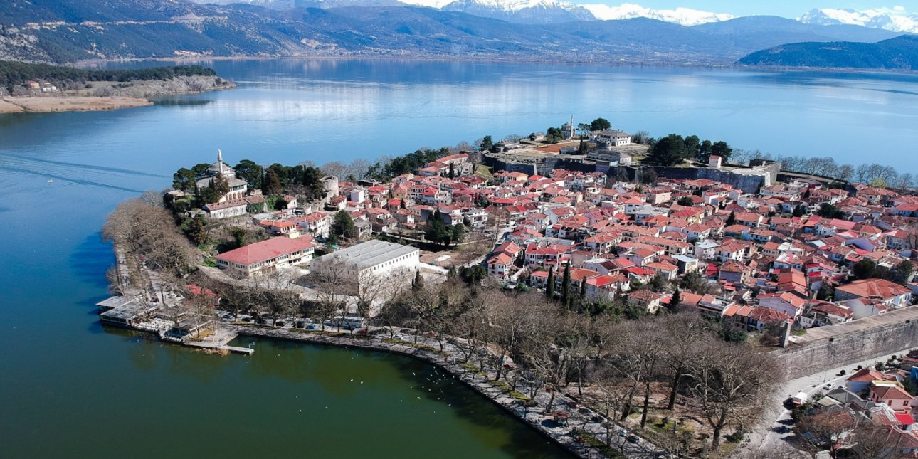 Σάλος με τον καθηγητή στο πανεπιστήμιο Ιωαννίνων που πουλούσε ...