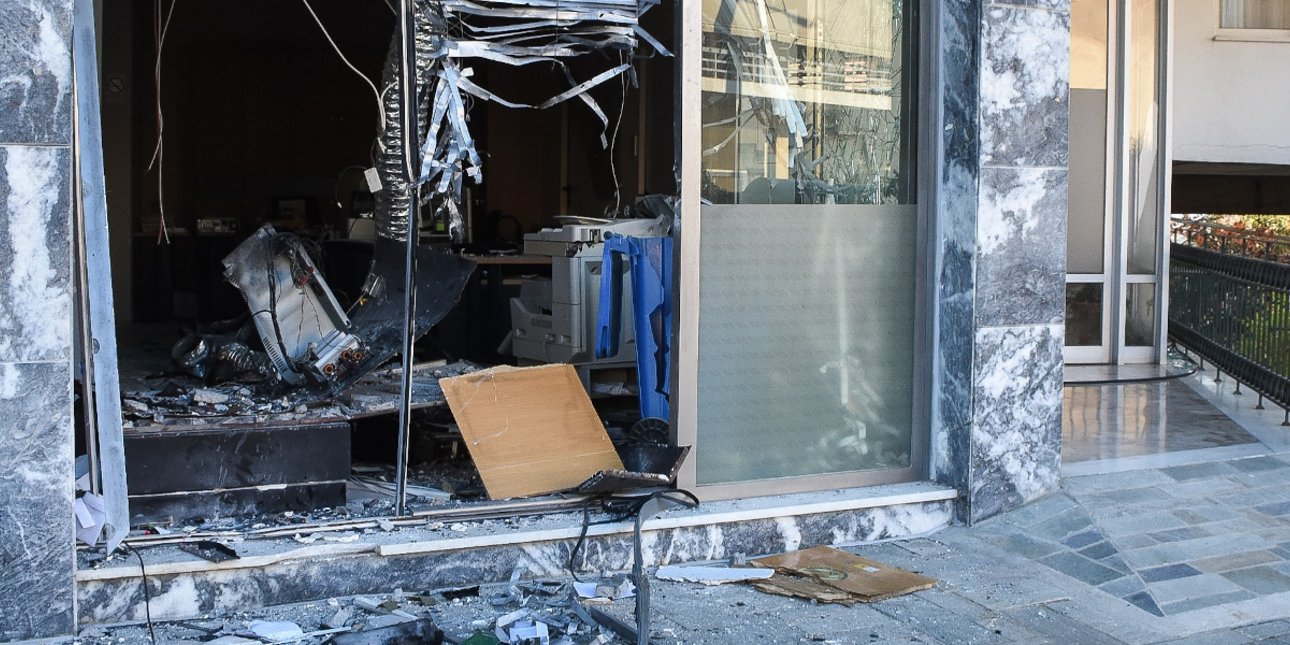 Θεσσαλονίκη: Εκρηξη με γκαζάκια σε τράπεζα -Ζημιές στην είσοδο του ...