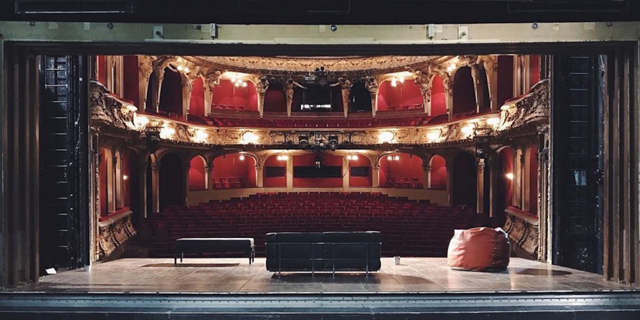 Με μισά καθίσματα -Η συγκλονιστική φωτογραφία του θεάτρου Berliner ...