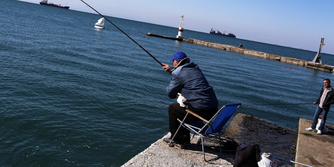 Θεσσαλονίκη: Από τις 05:00 για ψάρεμα στην παραλία -Η καλύτερη περίοδος ...