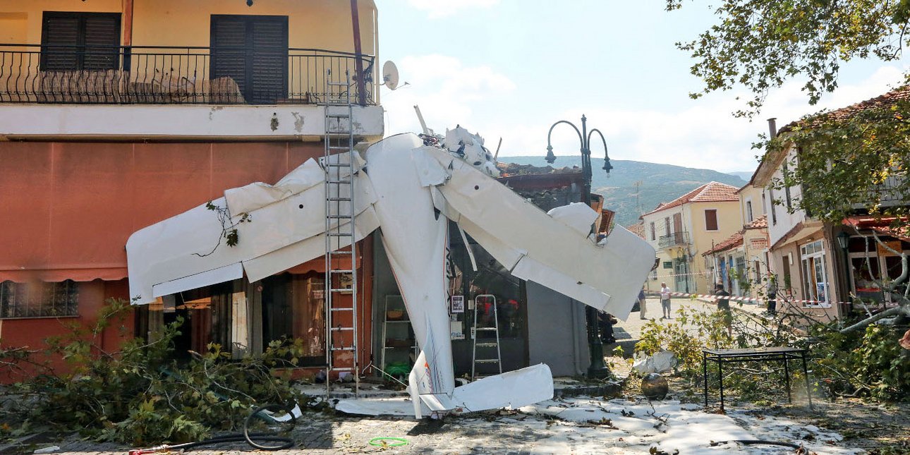 Βίντεο: Η στιγμή που το αεροπλάνο πέφτει στην πλατεία στις Σέρρες ...