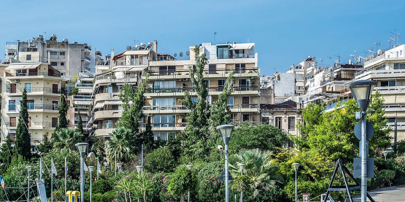 Το Bloomberg λάτρεψε τις πολυκατοικίες της Αθήνας: «Κάνουν την πόλη ...
