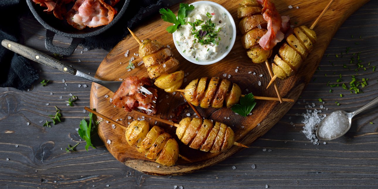 Συνταγή για πατάτες στο φούρνο λουκούμι -Πικάντικες για να συνοδεύσουν ...