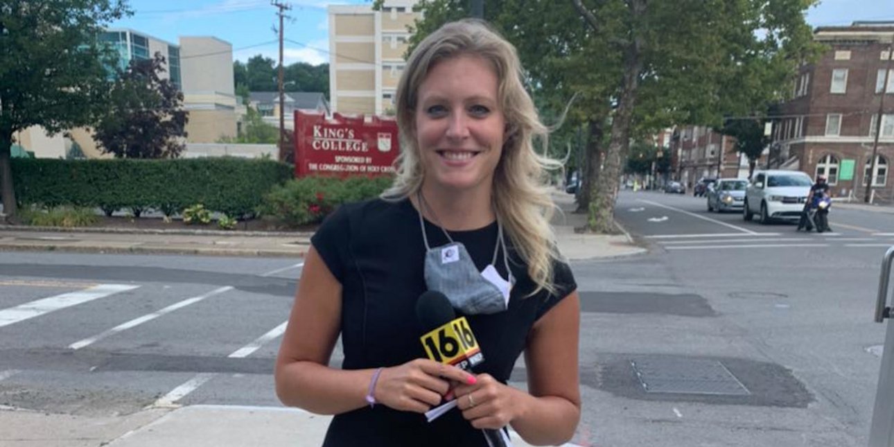 Viral: Ρεπόρτερ ήταν στον αέρα χωρίς να το ξέρει και τραγουδούσε «Πόσο ...