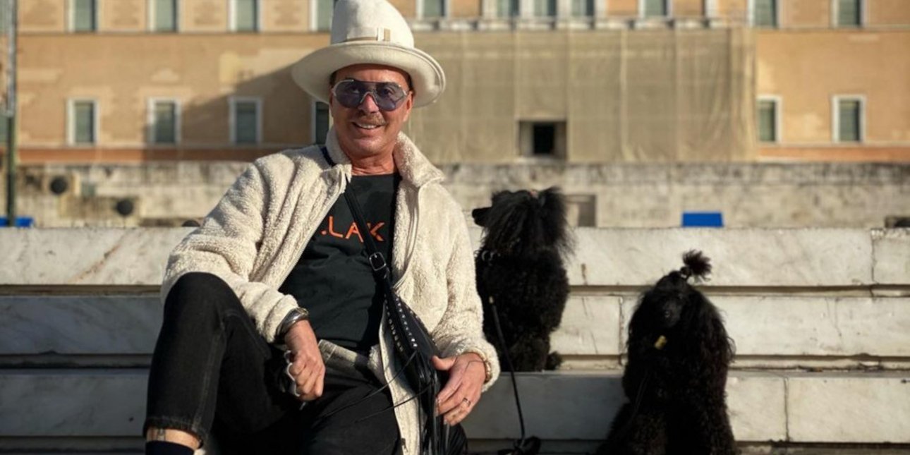 Ο Λάκης Γαβαλάς αποχαιρέτησε το 2020 με ροζ ταγέρ στον Εθνικό Κήπο ...