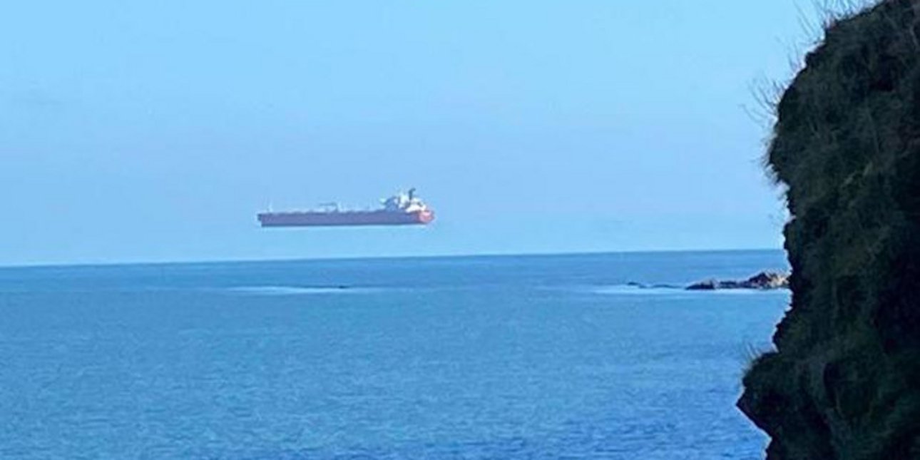 Φωτογράφισε «ιπτάμενο» πλοίο στην Κορνουάλη -Πώς εξηγείται το φαινόμενο ...