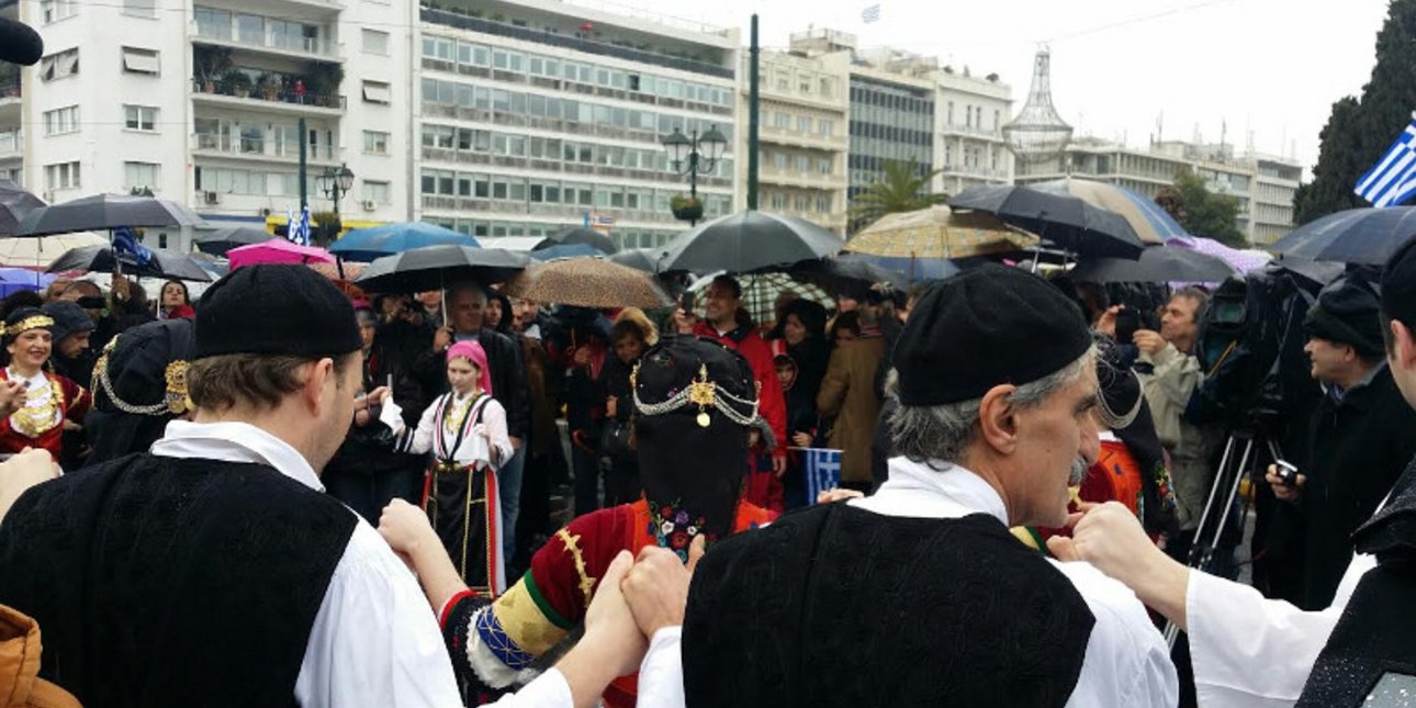 Γεύση από το 2015: Όταν επί ΣΥΡΙΖΑ-ΑΝΕΛ χόρευαν τσάμικο στο Σύνταγμα ...