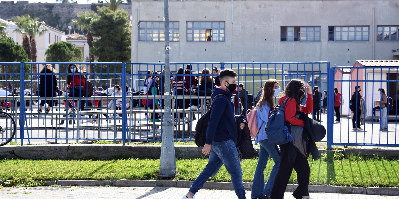 Επιστροφή στα θρανία για τους μαθητές Λυκείου -Ανοιγμα με self test ...
