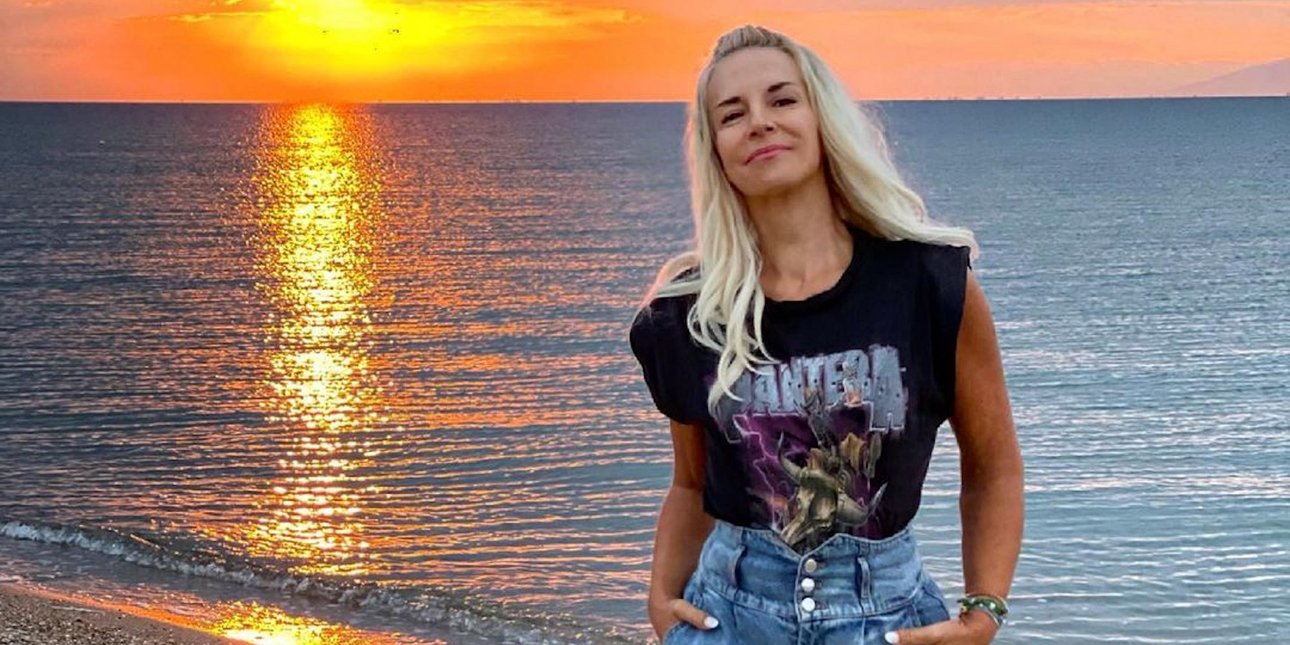 Μαρία Ανδρούτσου: Αβαφη και με κοιλιακούς-«φέτες» -Ποζάρει με μαύρο ...