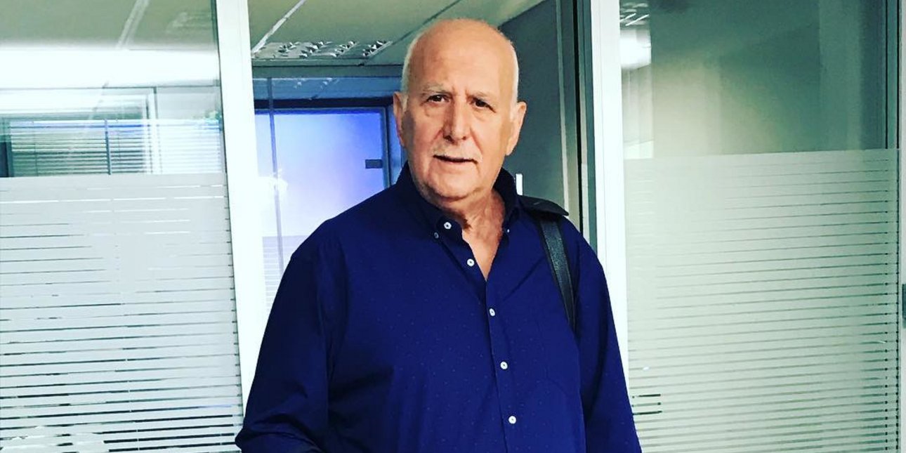 Γιώργος Παπαδάκης: Ποζάρει με summer look στη Σαντορίνη [εικόνα ...