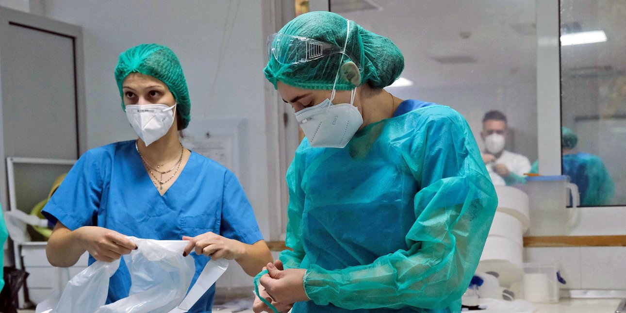 Πώς θα επιστρέψουν οι ανεμβολίαστοι υγειονομικοί από Πρωτοχρονιά: Δύο ...