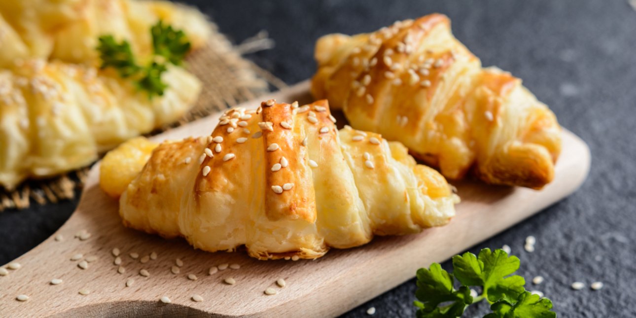 Συνταγή για πανεύκολα τυροπιτάκια -Αφράτα σαν κρουασανάκια, γίνονται ...