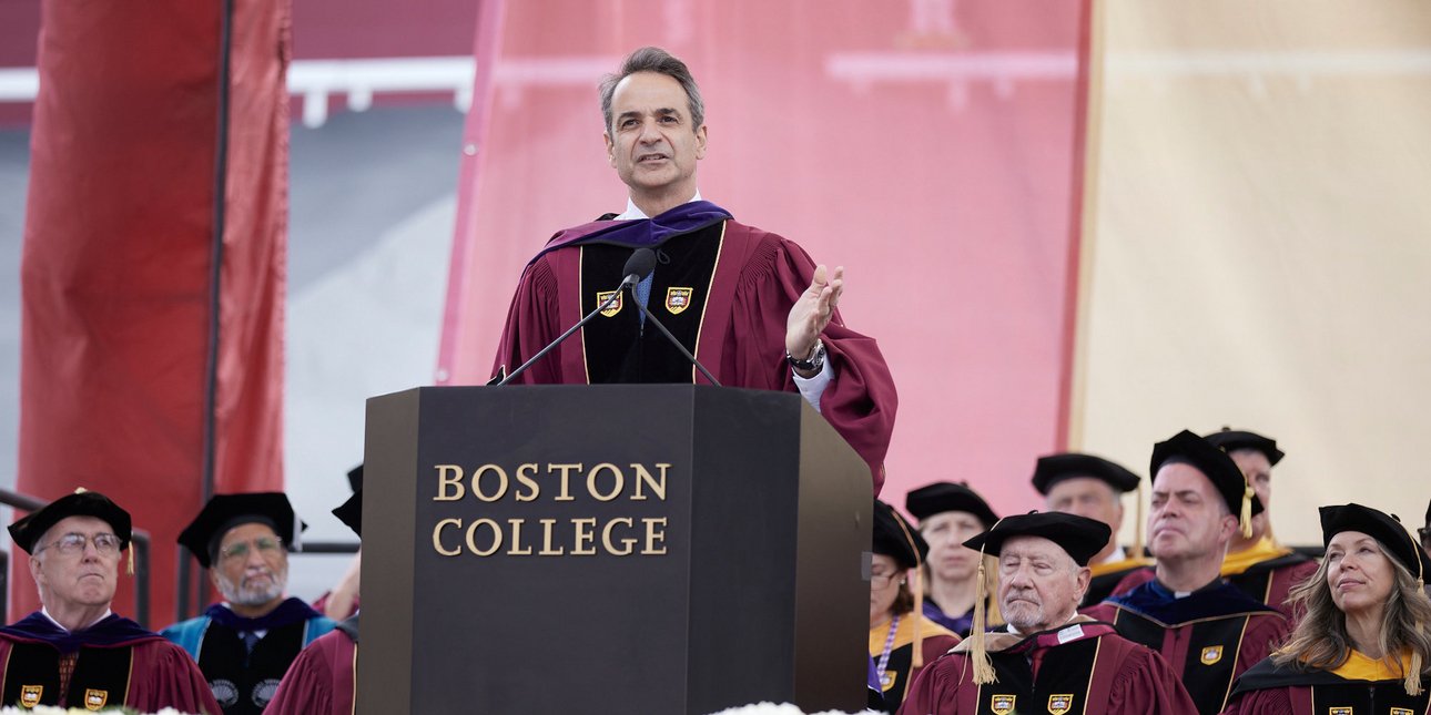 Mitsotakis addresses Boston College graduation ceremony - iefimerida.gr