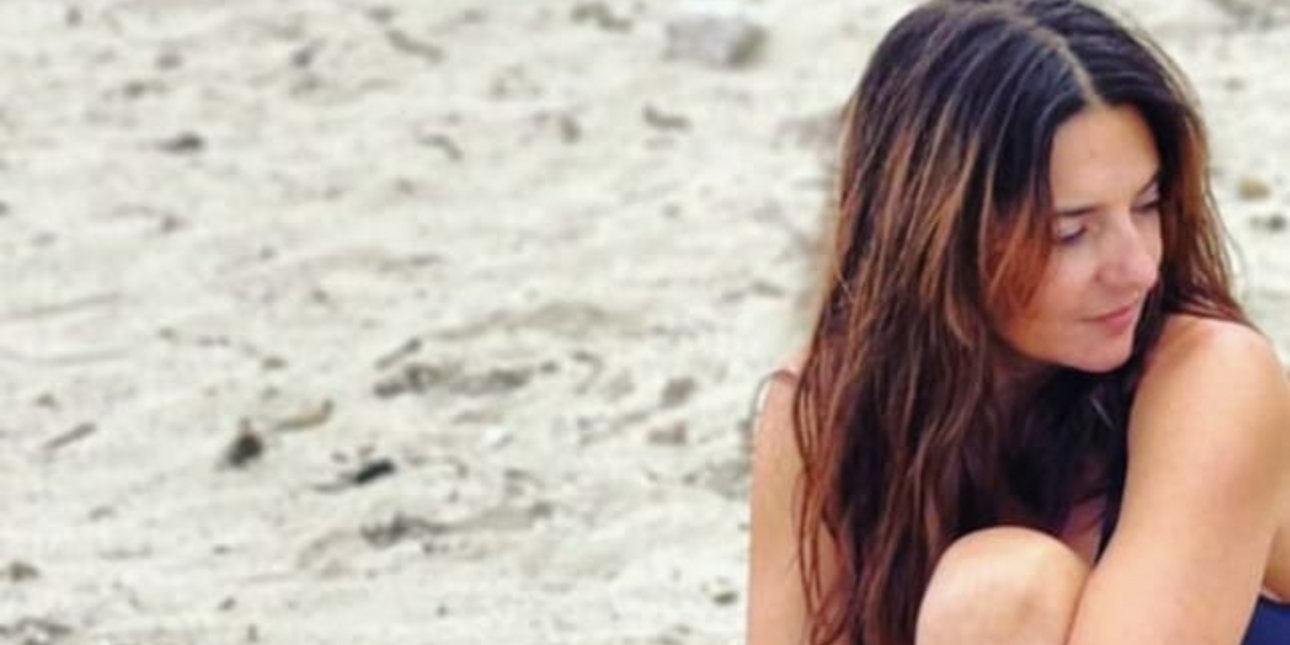 Η Μαρία Λεκάκη ποζάρει ξαπλωμένη στην άμμο -Κάνει ηλιοθεραπεία στη ...