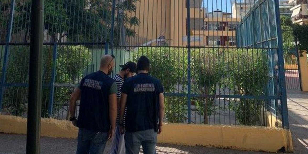 Αστυνομία: 9 συλλήψεις κοντά σε σχολεία της Αθήνας και της Δυτικής ...