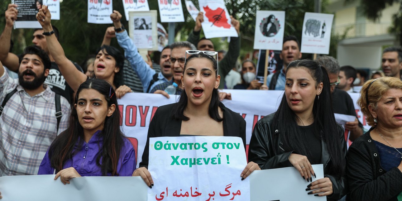 Πρεσβεία Ιράν: Διαμαρτυρία για δικαιώματα γυναικών και δολοφονίες ...