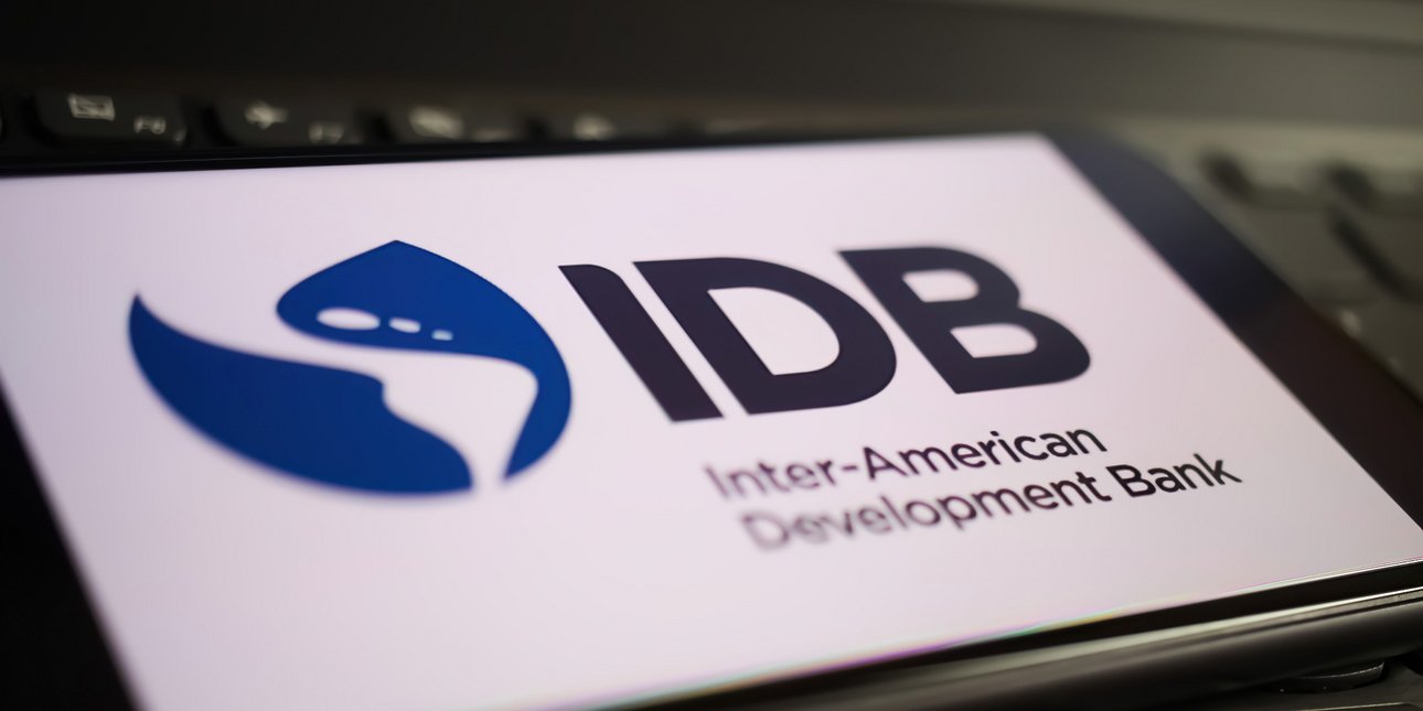 Η Διαμερικανική Τράπεζα Ανάπτυξης απέπεμψε τον πρόεδρό της επειδή ...