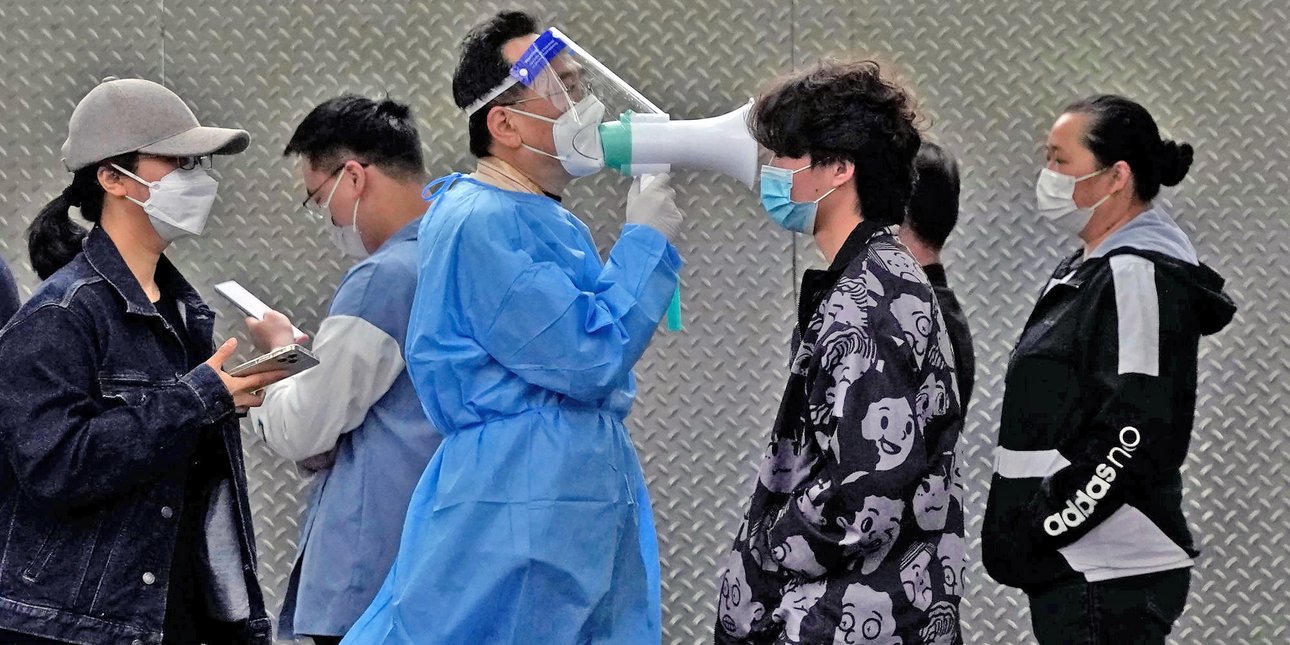 Γιατί η Κίνα, σχεδόν τρία χρόνια μετά τον Covid-19, εξακολουθεί να βάζει σε lockdown πόλεις ...