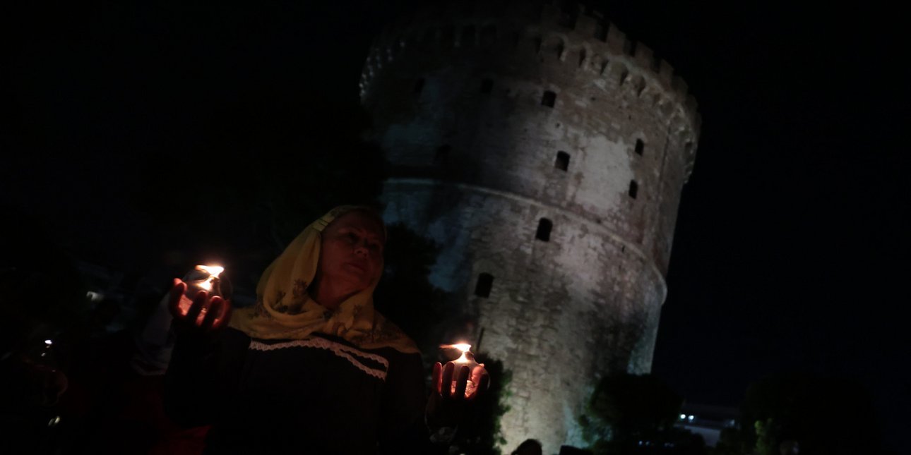 Θεσσαλονίκη: 100 φαναράκια άναψαν μπροστά από το Λευκό Πύργο για τη ...