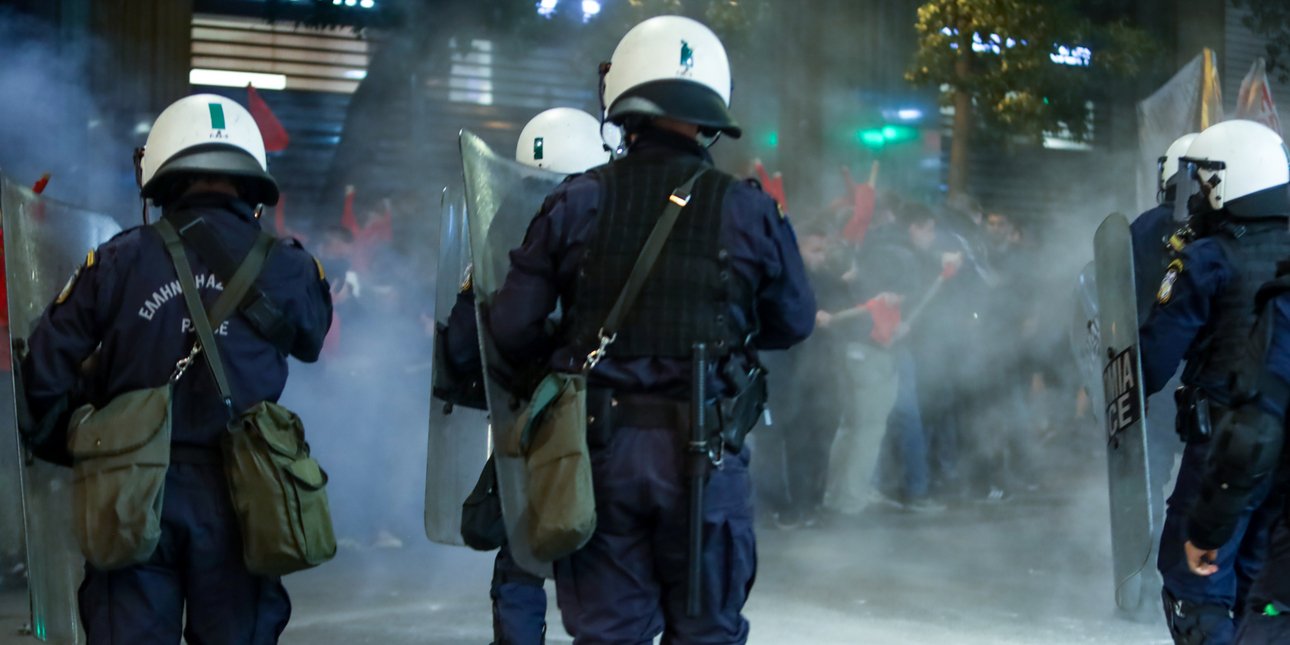 Η ανακοίνωση της ΓΑΔΑ για τα χθεσινά επεισόδια με διαδηλωτές κατά της ...