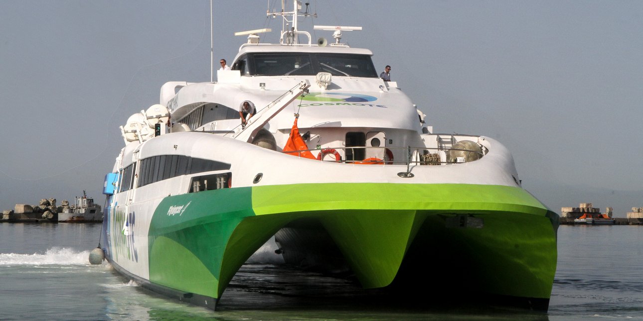 Το «Flying Cat 6» επιστρέφει στον Πειραιά λόγω εμπλοκής αντικειμένου ...