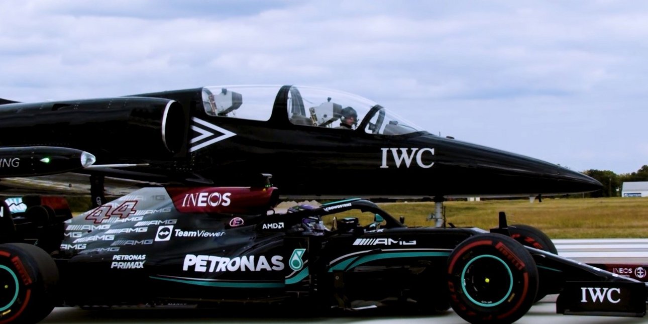 Ο Lewis Hamilton μπήκε στο μονοθέσιο και έκανε κόντρα με το τζετ τού ...