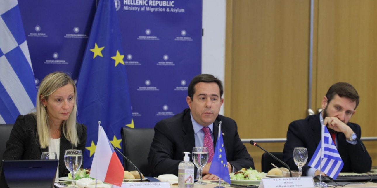 Μηταράκης: Ενημέρωσε τους πρέσβεις της ΕΕ για το μεταναστευτικό -1.361 ...