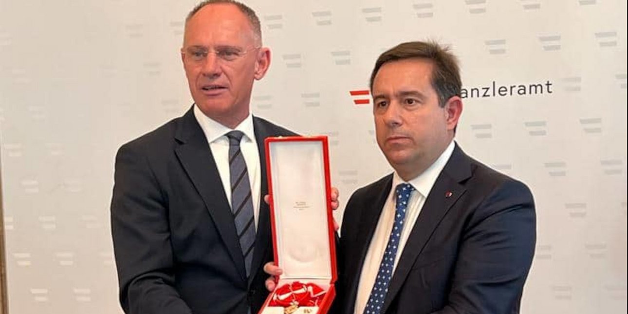 Ο Μεγαλόσταυρος του Τάγματος της Αυστρίας απονεμήθηκε στον Νότη ...
