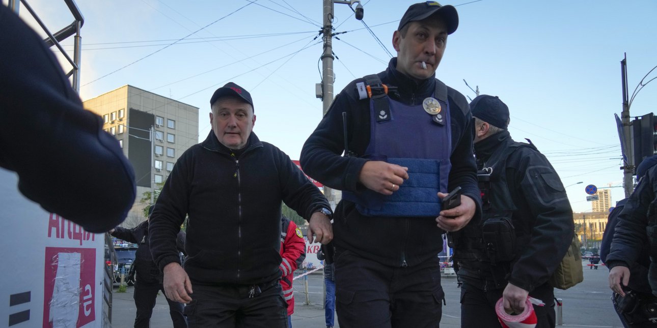 Ουκρανία: Αστυνομικοί καταρρίπτουν drone τη στιγμή της ρωσικής επίθεσης ...