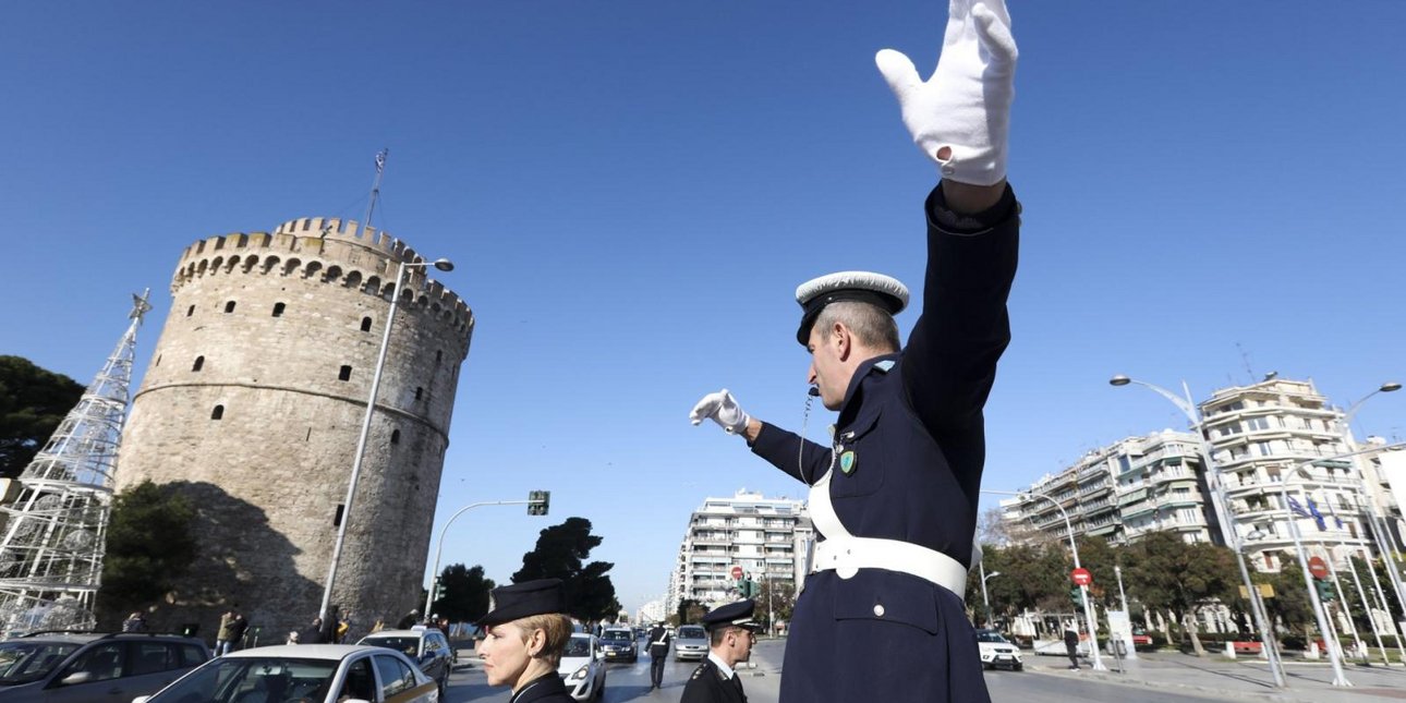 Ξέρεις τι σημαίνουν τα σήματα του τροχονόμου; Ποια είναι τα πρόστιμα ...