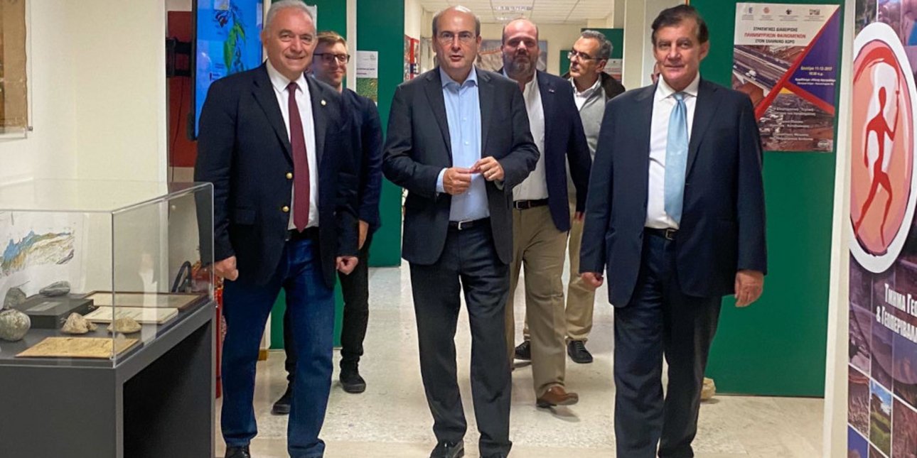 Επίσκεψη Χατζηδάκη στο πρώτο μάθημα πράσινων και ψηφιακών δεξιοτήτων ...