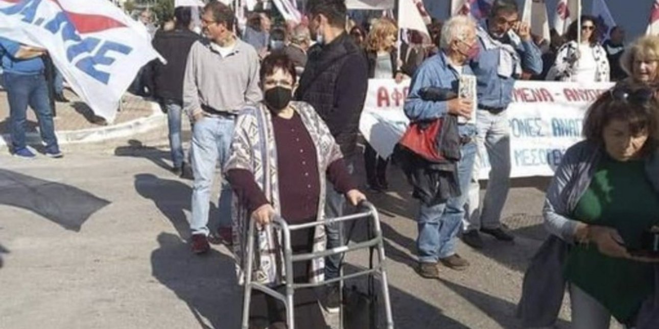Το Twitter υποκλίνεται στην Αλέκα Παπαρήγα που πήγε στη διαδήλωση με ...