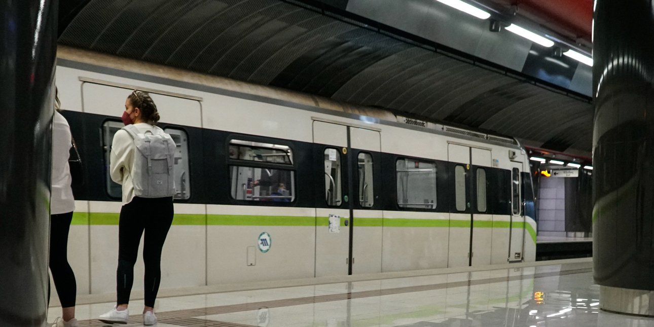 Αιγάλεω: Γυναίκα έπεσε στις ράγες του μετρό -Απεγκλωβίστηκε από την ...