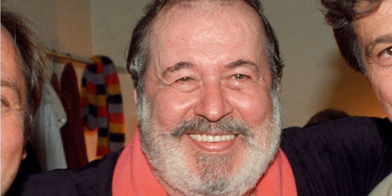 Ο Δημήτρης Παπαμιχαήλ ανάμεσα στις δύο συζύγους του, Αλίκη Βουγιουκλάκη ...