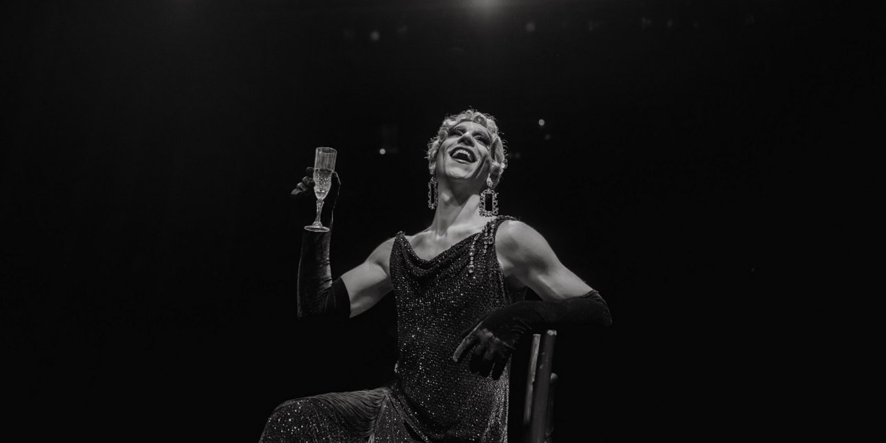 Ο Μανώλης Θεοδωράκης είναι η drag queen Mary Sunshine -Ο Έλληνας ...