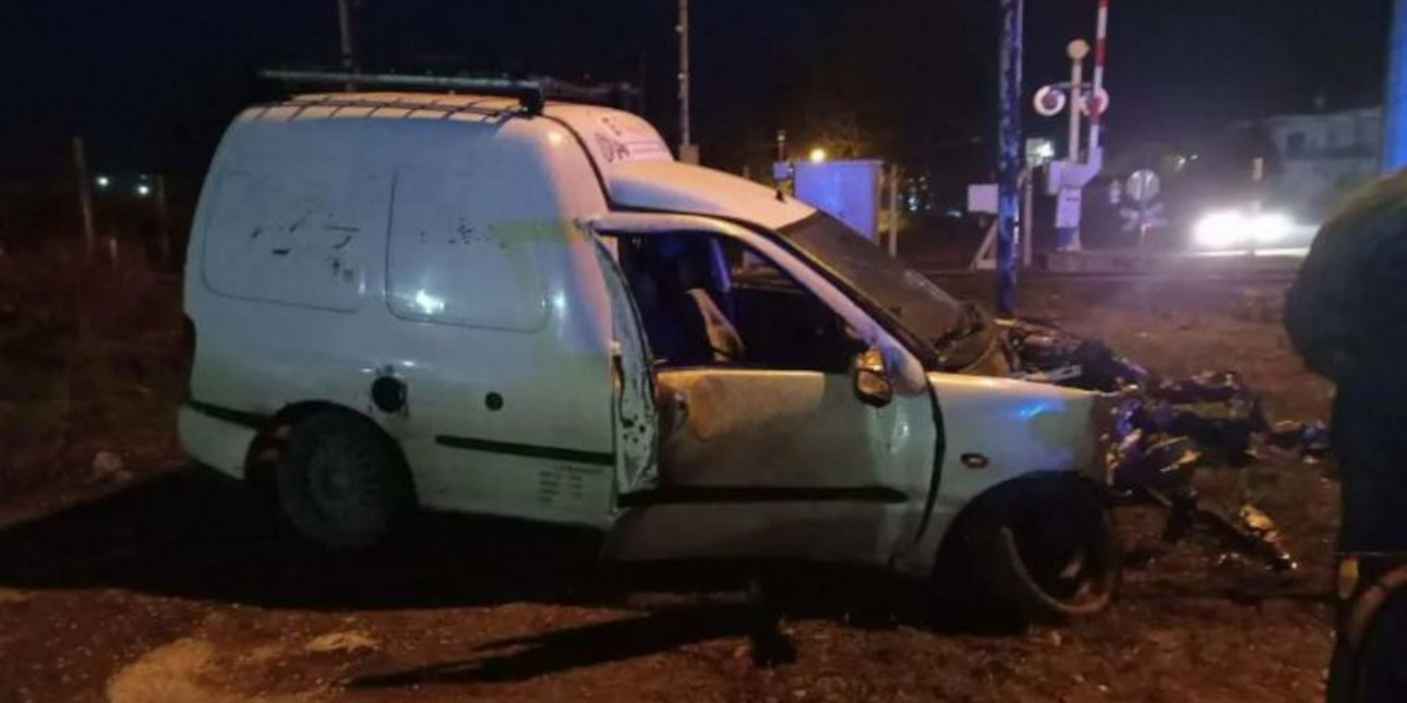 Τρίκαλα: Σφοδρή σύγκρουση τρένου με αυτοκίνητο -Δύο άτομα στο ...