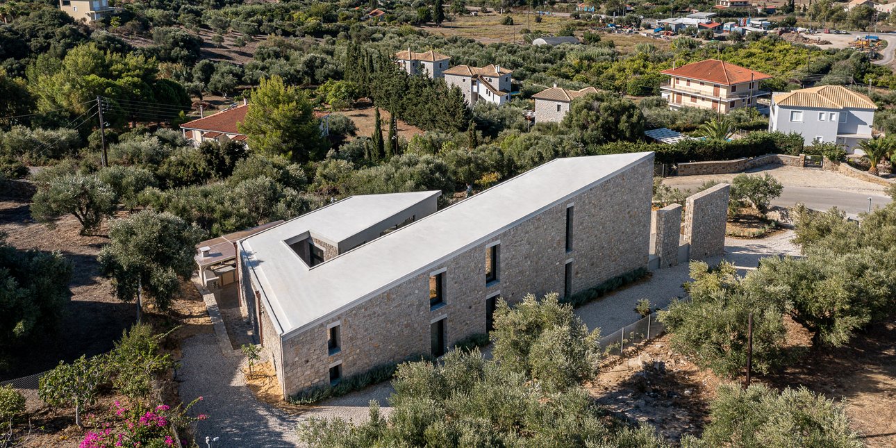 Ενα σπίτι στην Πύλο που χάνεται στο τοπίο, ορισμός του σύγχρονου ...