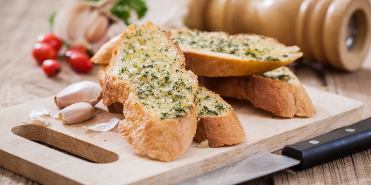 Σκορδόψωμο με λιωμένη μοτσαρέλα, να γλείφεις τα δάχτυλά σου -Έτοιμο στο πι και φι - iefimerida.gr