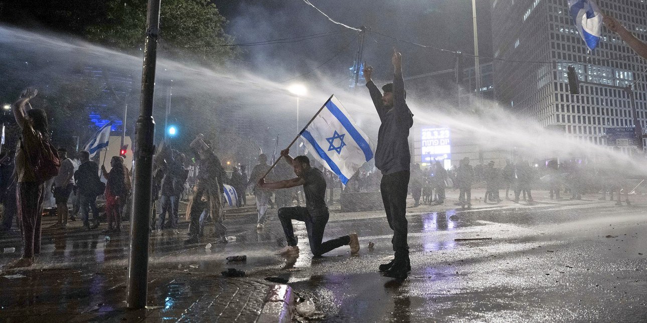 Καζάνι που βράζει το Ισραήλ παρά το πάγωμα Νετανιάχου στη δικαστική ...
