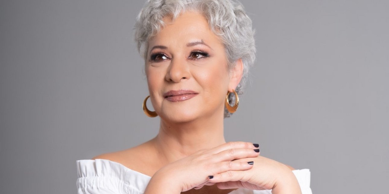 «Το τραγούδι μια μεγάλη αγκαλιά που μπορεί να παρηγορήσει»: Η Μελίνα ...