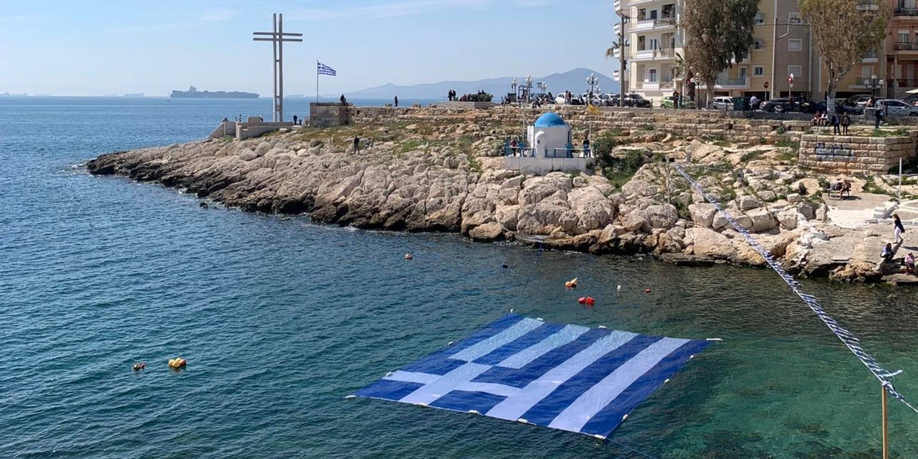 25η Μαρτίου: Η ελληνική σημαία κυμάτισε και φέτος στα νερά της ...