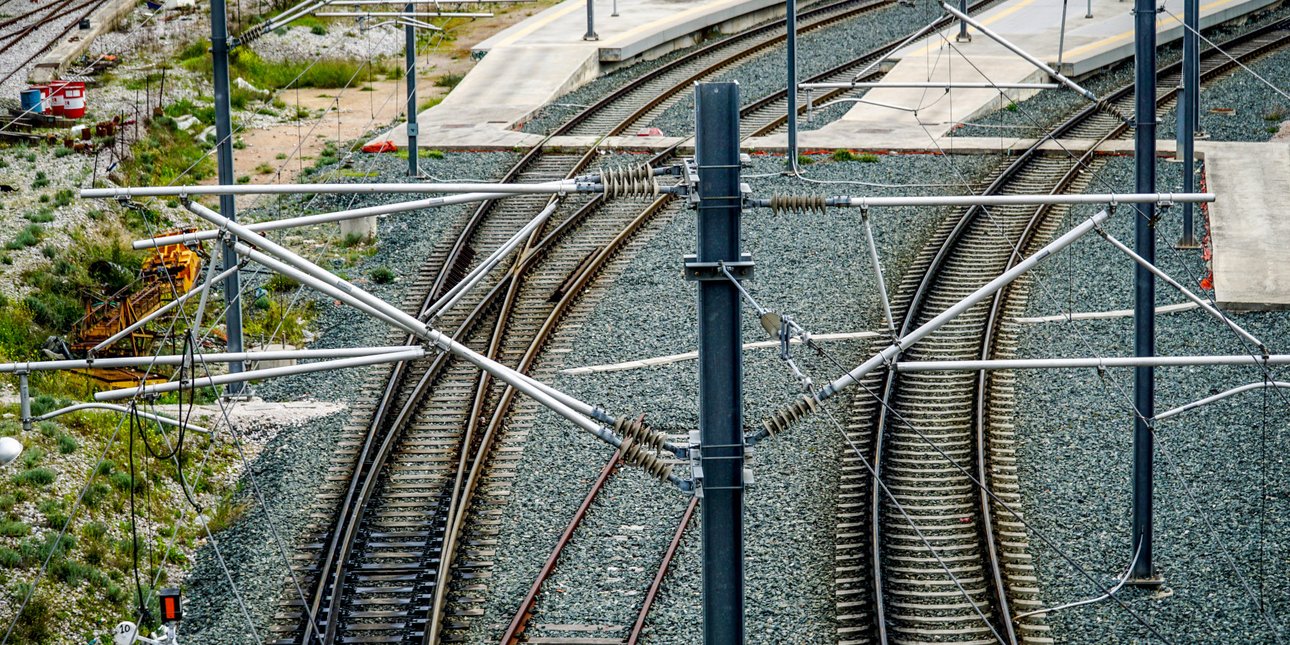 Πάτρα: Στράβωσαν οι σιδηροδρομικές γραμμές στην ισόπεδη διάβαση ...