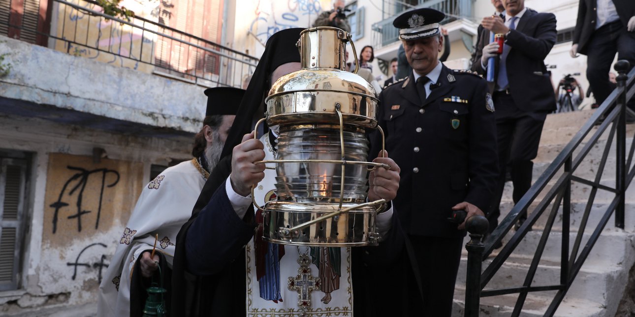 Άγιο Φως: Το απόγευμα του Μ. Σαββάτου στην Αθήνα με ειδική πτήση -Το ...