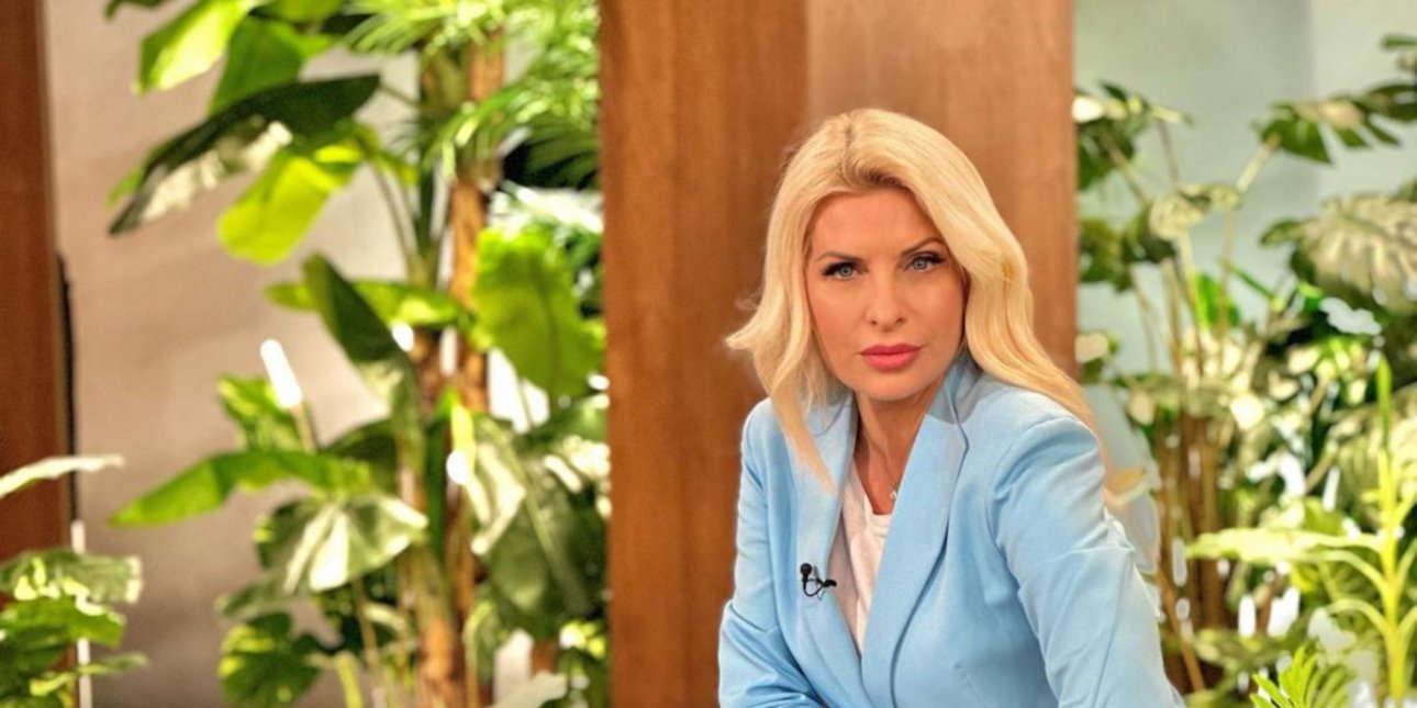 Η Ελένη Μενεγάκη χωρίς μακιγιάζ και φίλτρα ποζάρει στο άδειο πλατό της ...