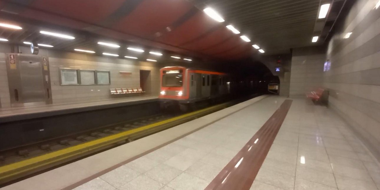 Συρμός 1ης γενιάς του Μετρό περνάει από σταθμό και ο οδηγός κορνάρει ...