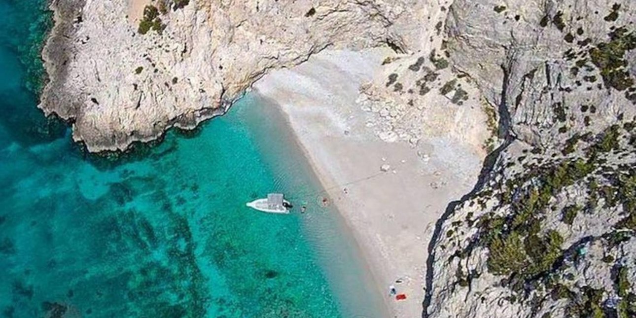 Η παραλία της Αττικής που θυμίζει τροπικό νησί -Ένα κρυφό «διαμάντι ...