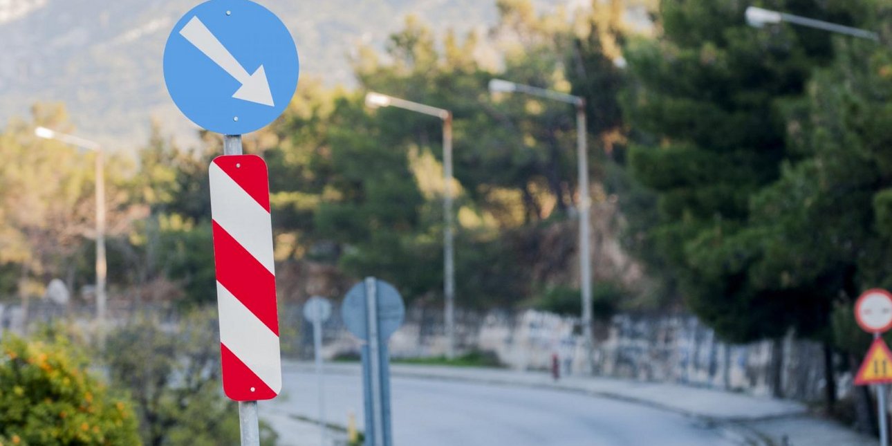 Τι σημαίνει το μπλε χρώμα στις πινακίδες της Ελλάδας - Η υποχρέωση που ...