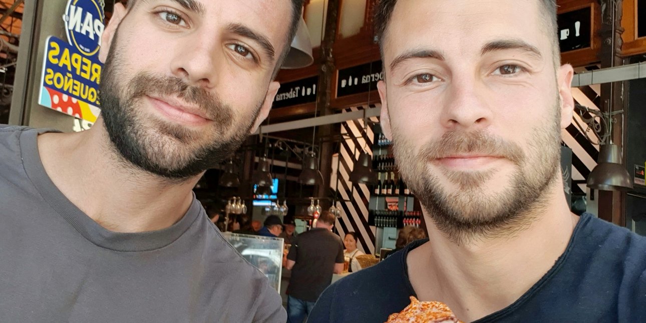 Δύο δάσκαλοι δημοτικού ψάχνουν στο TikTok το καλό φαγητό, κρυμμένα ...